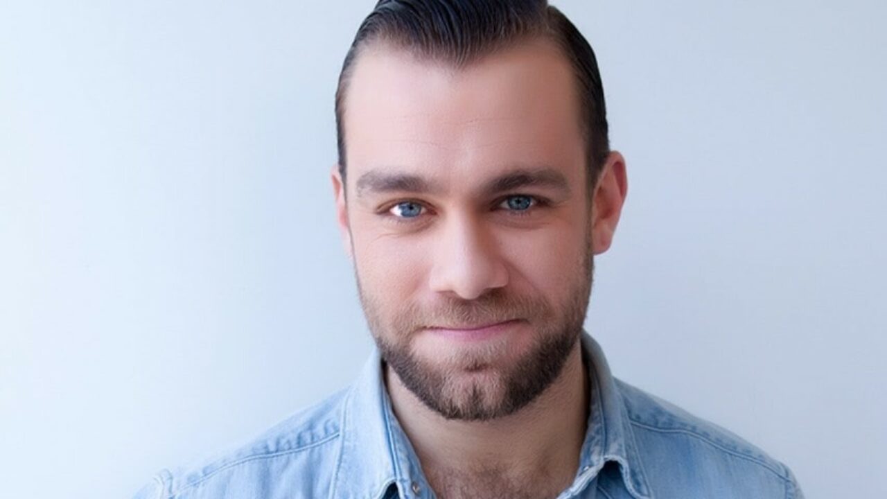 Carlos Serrano biografia: chi è, età, altezza, peso, figli, moglie e ...