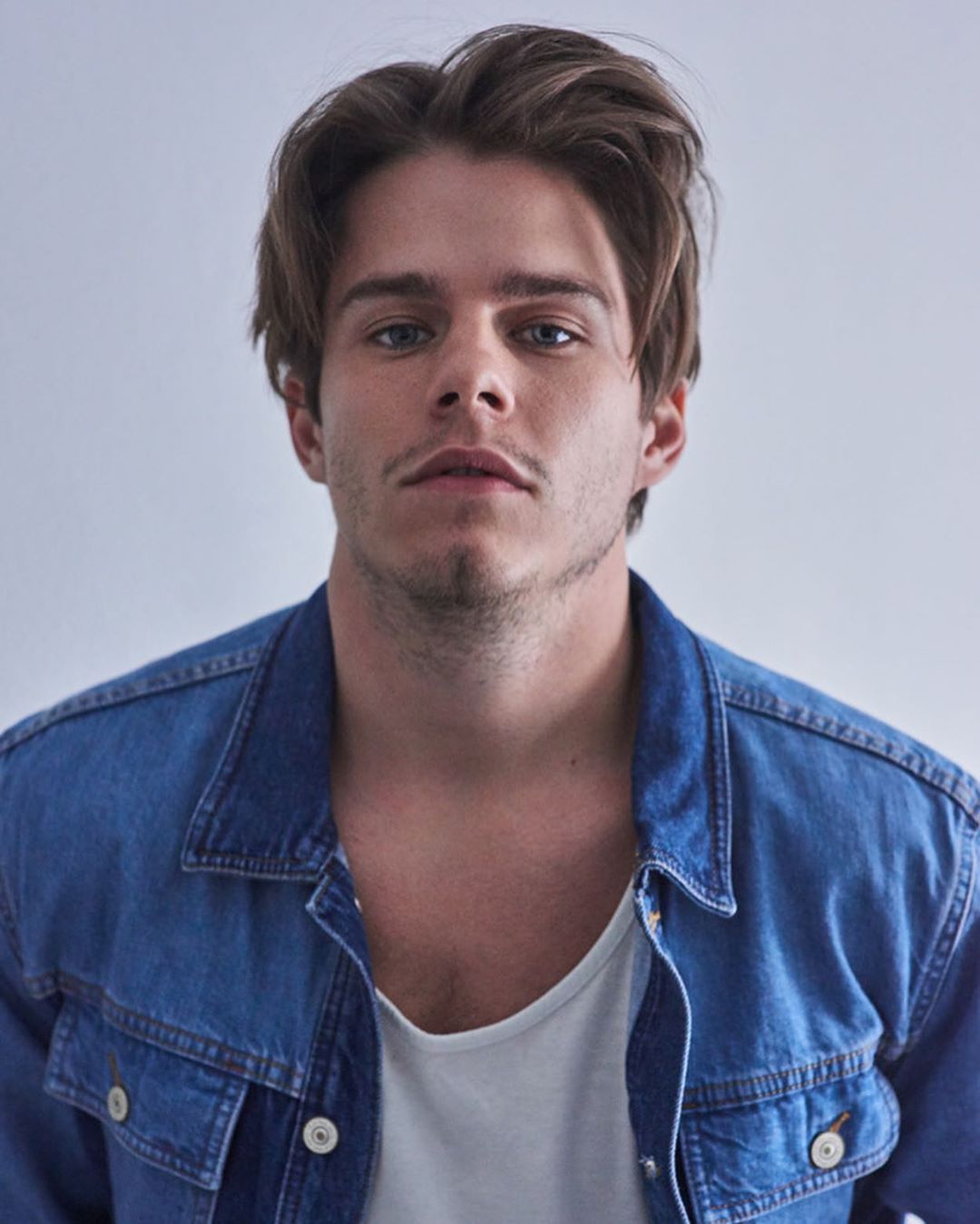 Jake Manley biografia: chi è, età, altezza, peso, fidanzata, Instagram ...