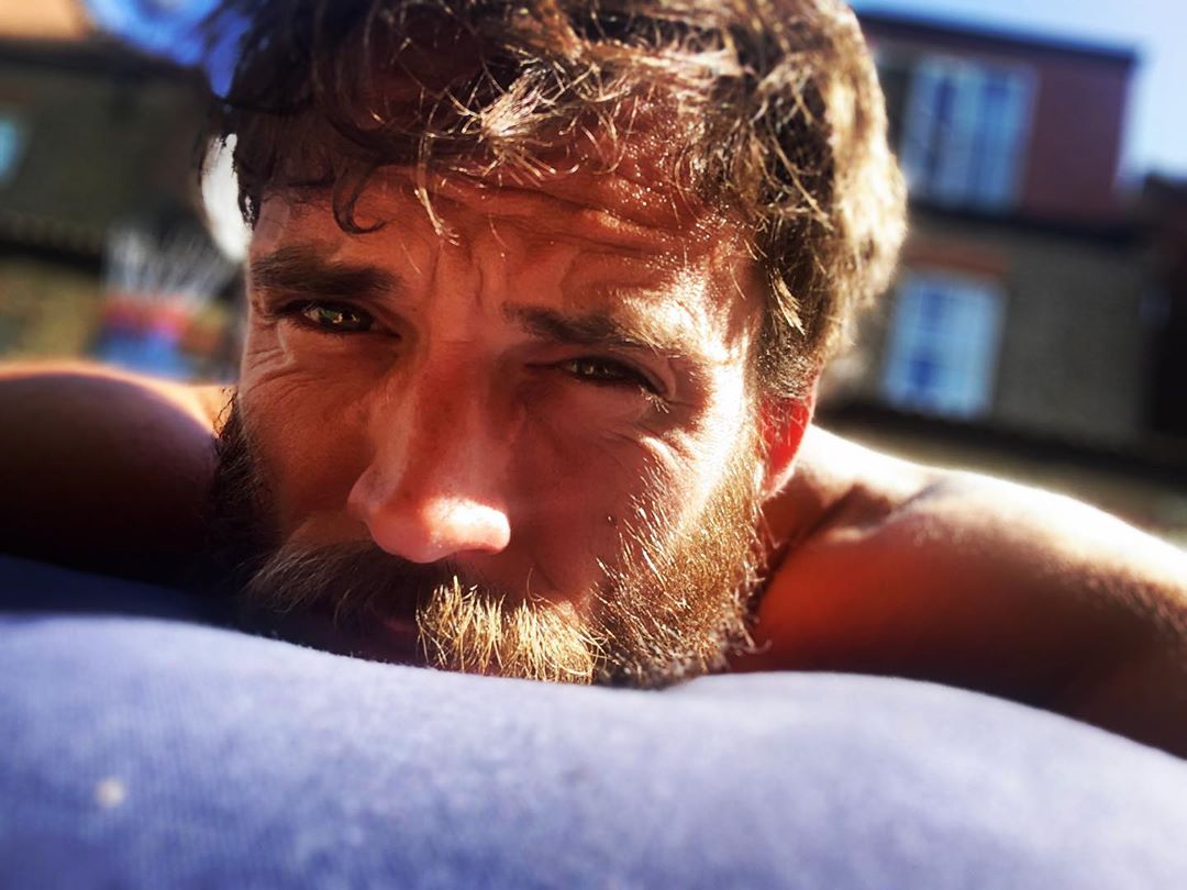 Sam Claflin biografia: chi è, età, altezza, peso, figli, moglie ...