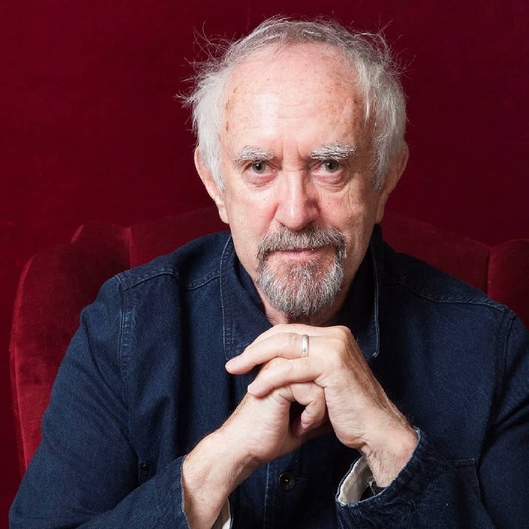 Jonathan Pryce biografia: chi è, età, altezza, peso, figli, moglie e ...