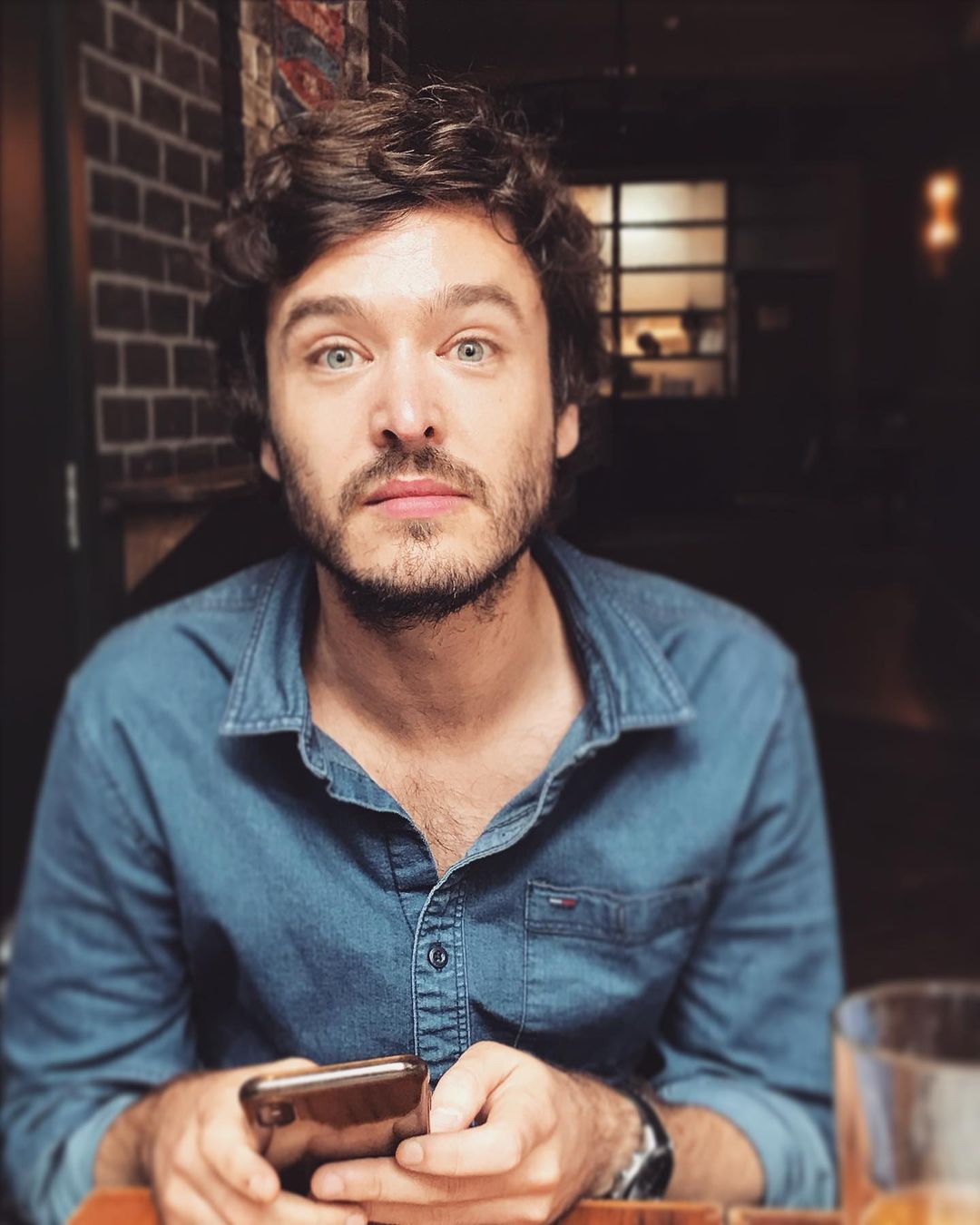 Alexander Vlahos biografia: chi è, età, altezza, peso, figli, moglie ...