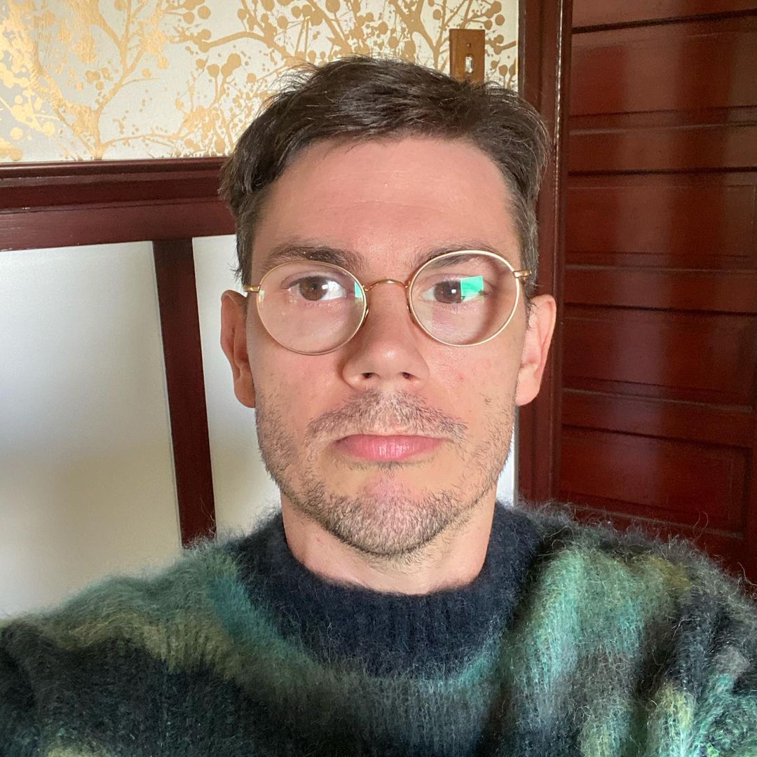 Ryan O'Connell biografia: chi è, età, altezza, peso, compagno, malattia ...