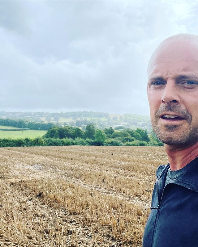 Harry Hadden-Paton biografia: chi è, età, altezza, peso, figli, moglie ...