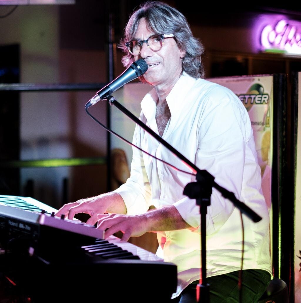 Luigi Petruzzi pubblica il nuovo singolo Al di là del vetro ...