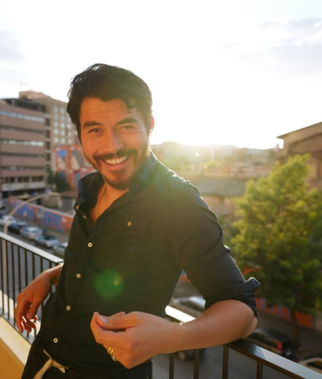 Henry Golding biografia: chi è, età, altezza, peso, figli, moglie ...