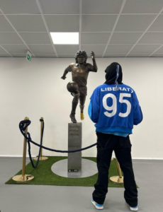 Liberato (cantante) biografia: chi è, età, vero nome, carriera, canzoni ...